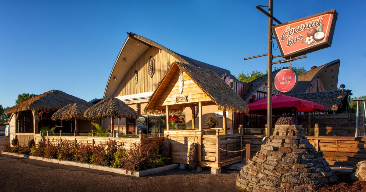Le Coconut Bar : dernier vestige du style Tiki en Mauricie – DICI